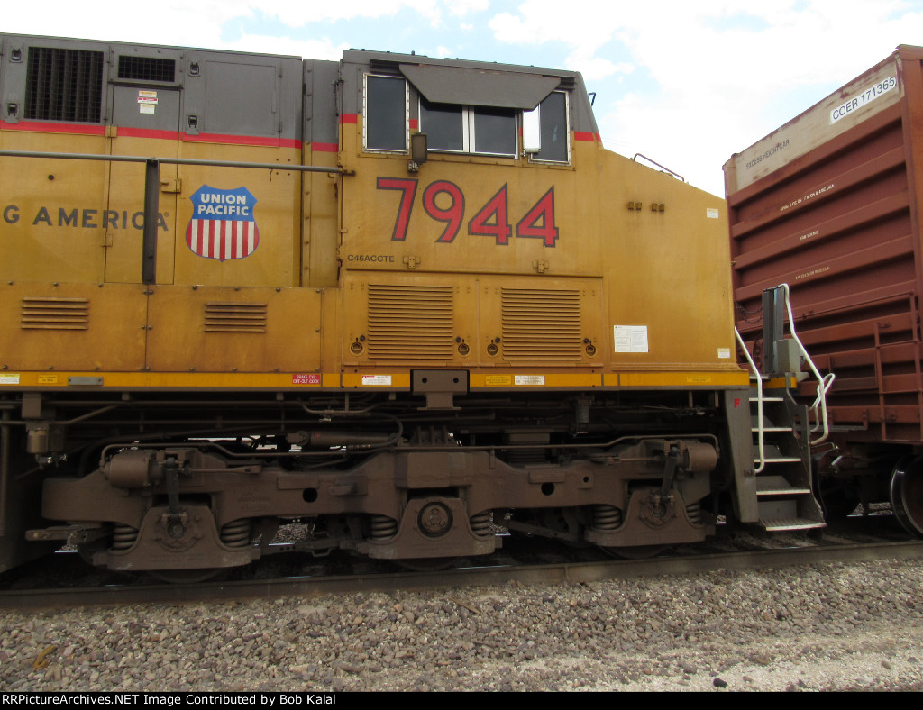NS 7655 & UP 7944 waiting